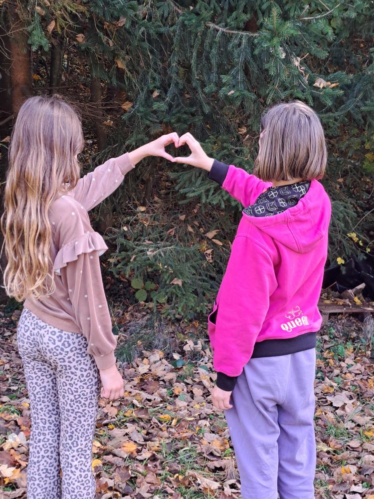 Fotografija: simboli prijateljstva - Prijateljici - PIL - odPILjeno dober!